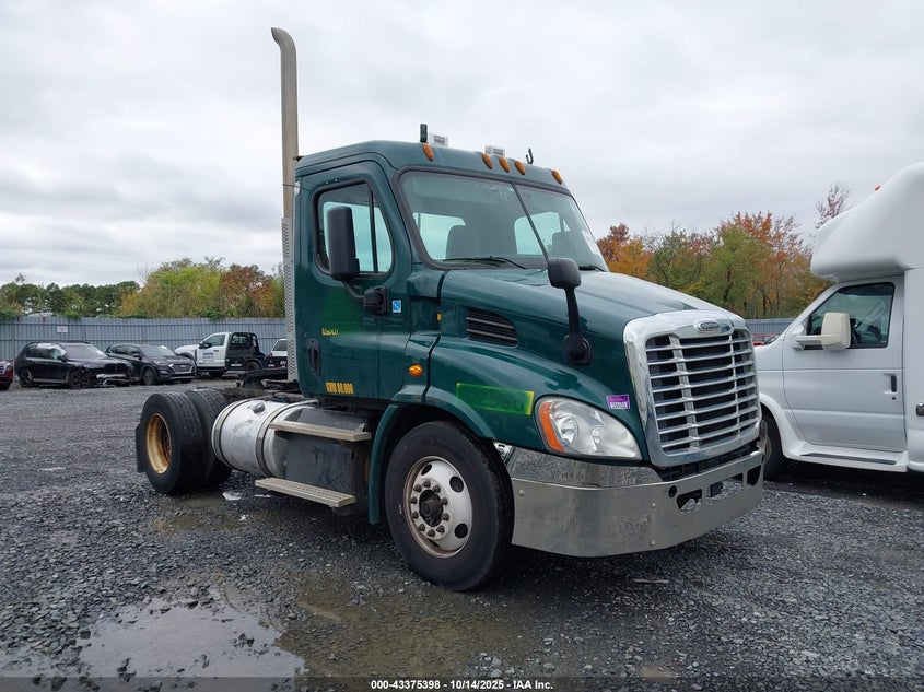 VIN: 3AKBGADV6JSJL4394 | FREIGHTLINER CASCADIA 113 2018 Green free car ...